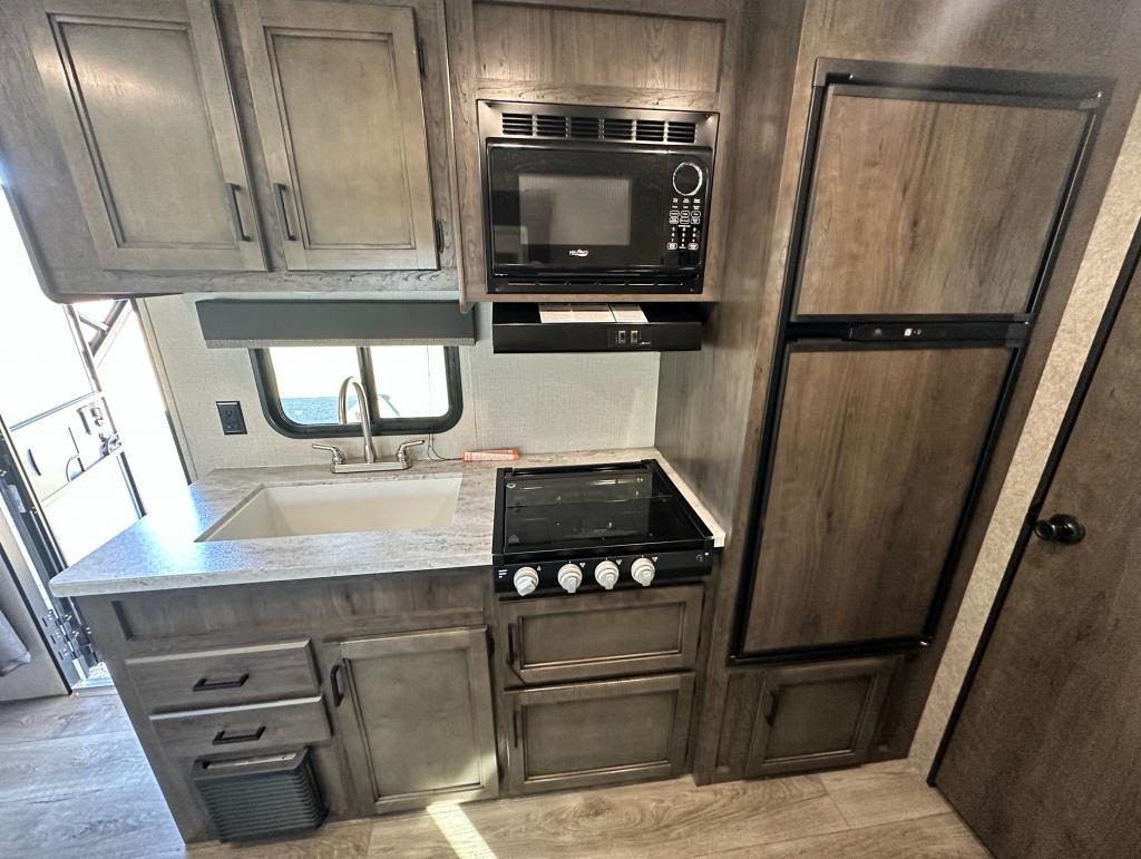 SOLD USED 2021 STARCRAFT AUTUMN RIDGE 180BHS | Acheson, AB