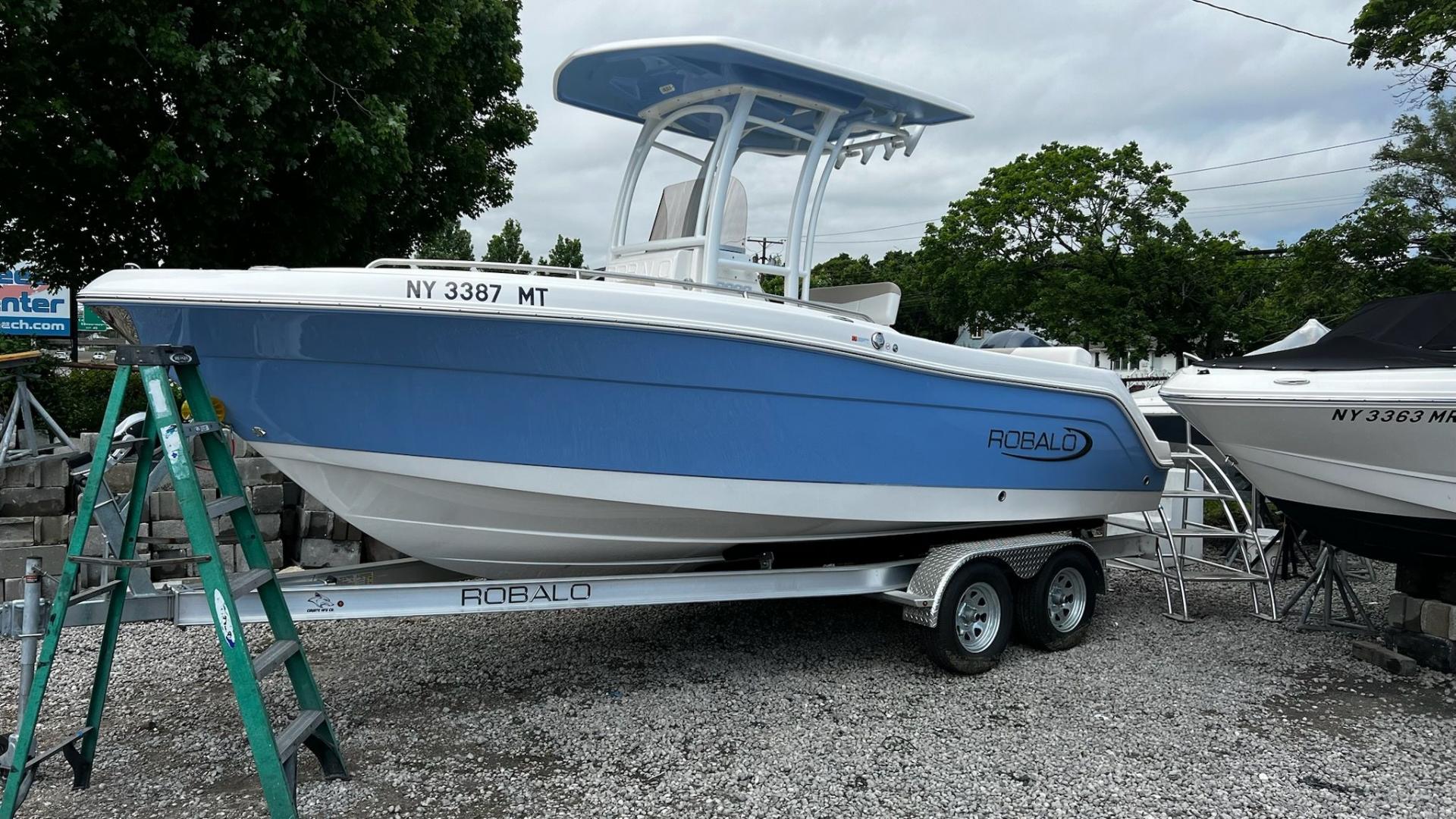 USED 2022 Robalo R222 | Great Bay Marine | Islip Terrace, NY | BR222