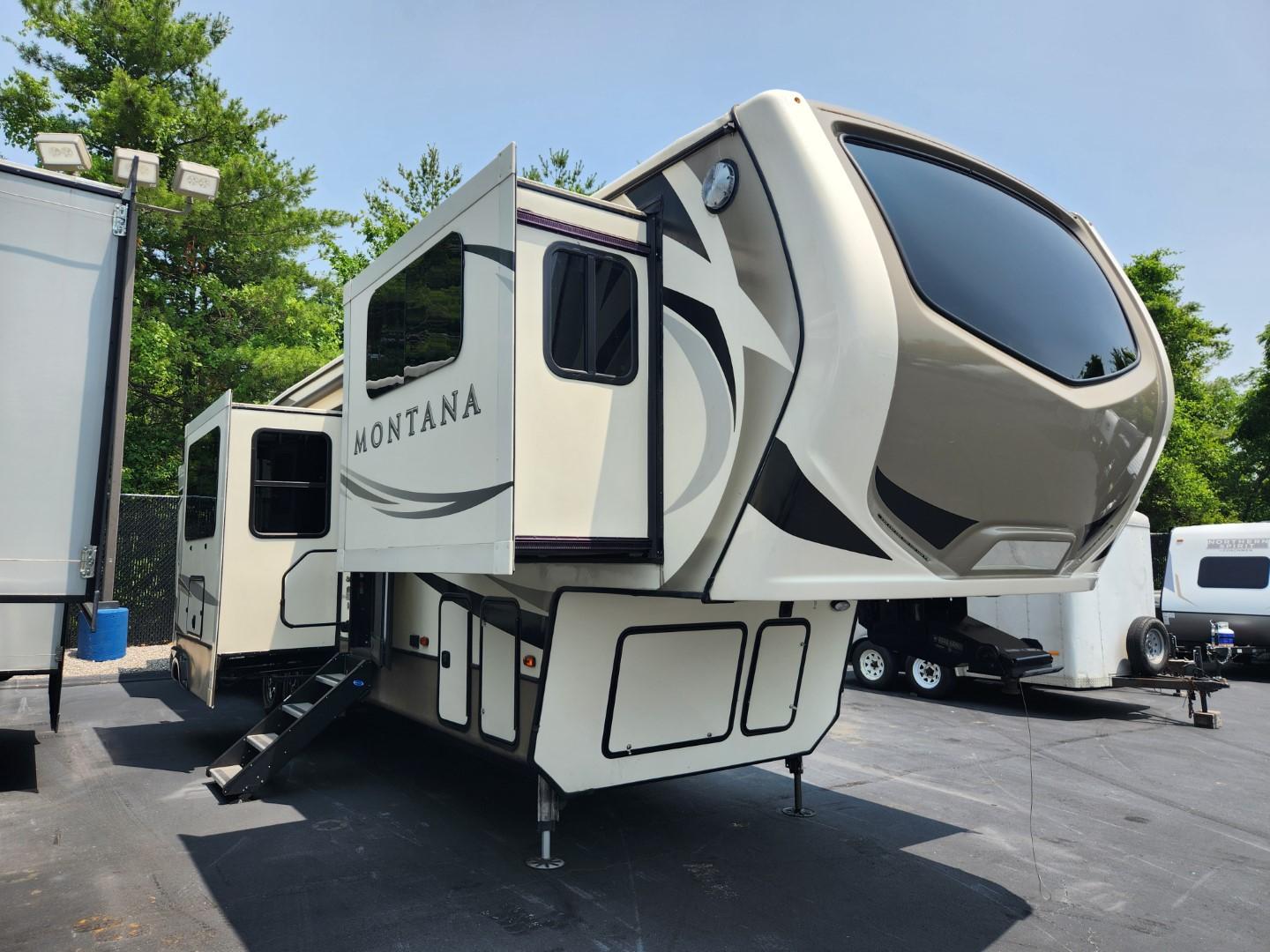 2018 Keystone Montana 3731FL | Midwest RV Center | St. Louis, MO | 8209A
