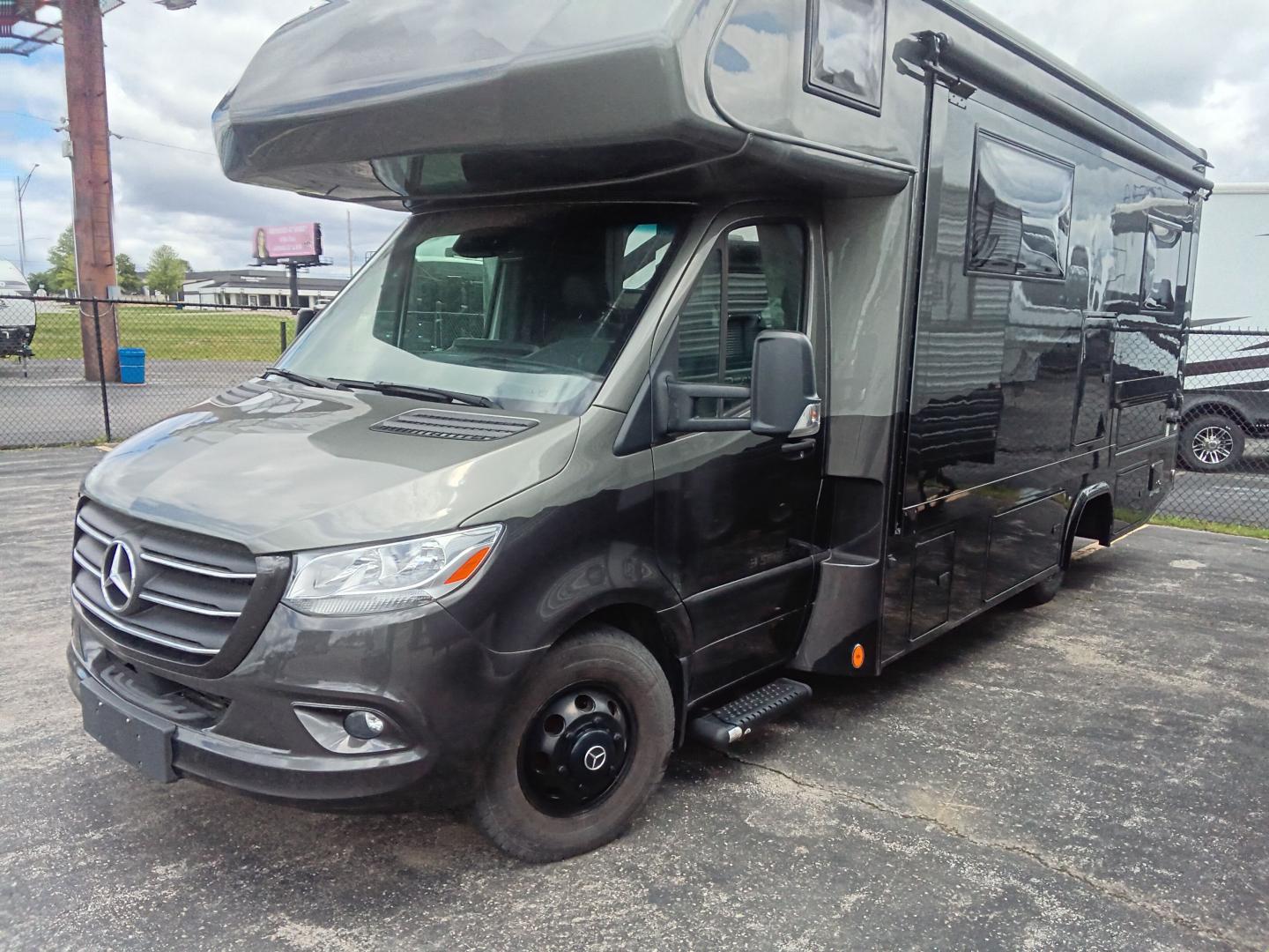 Used 2024 Dynamax ISATA 3 34FWSFXM | Trailside RV Kansas City | Grain ...